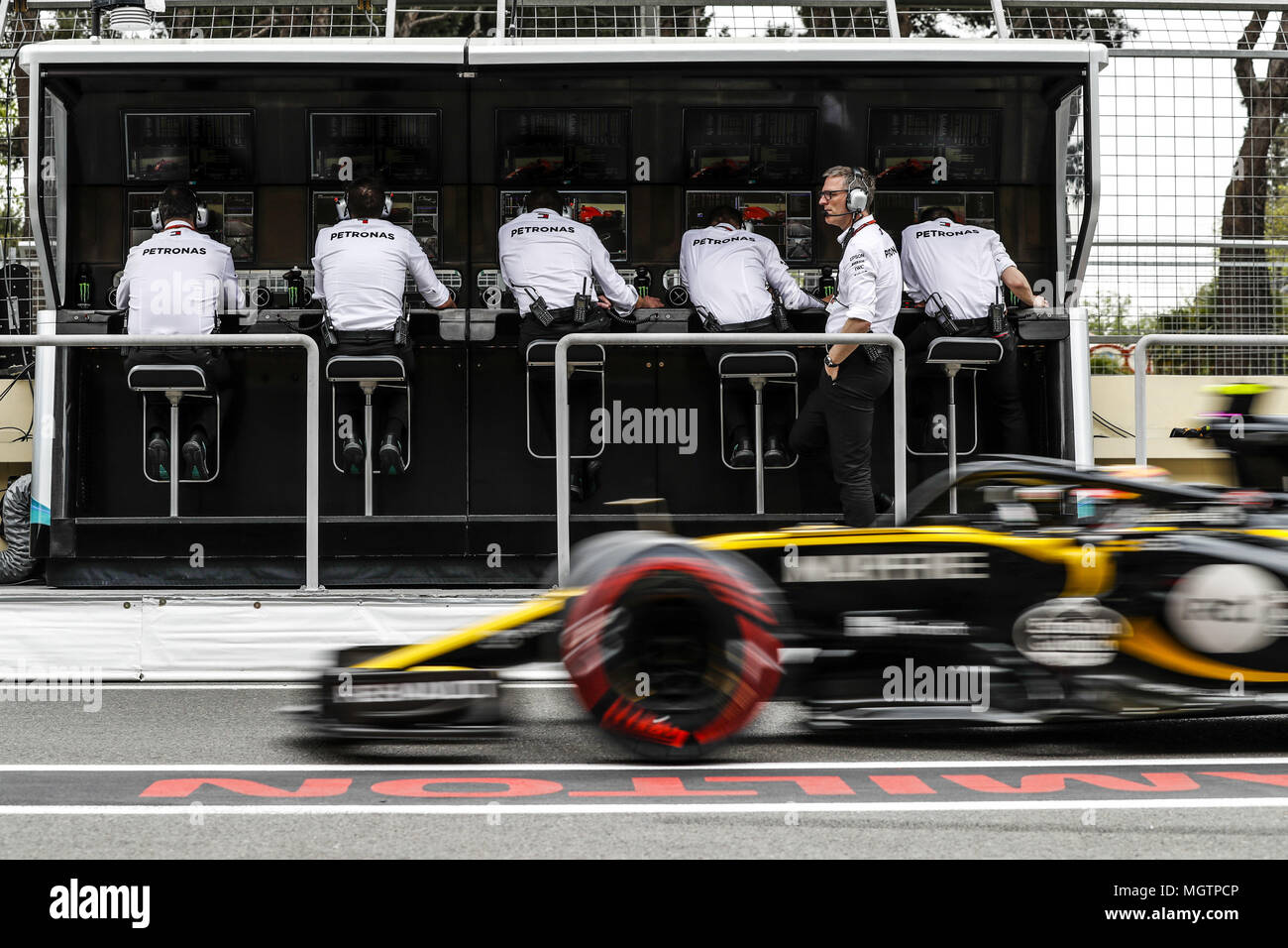 Pitwall hi-res stock photography and images - Alamy