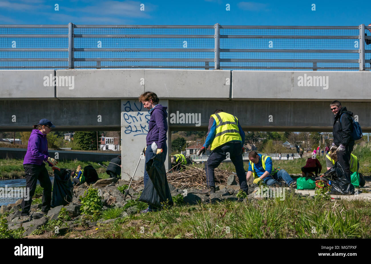 Edinburgh, UK. 29th Apr, 2018. Water of Leith Conservation Trust clean ...