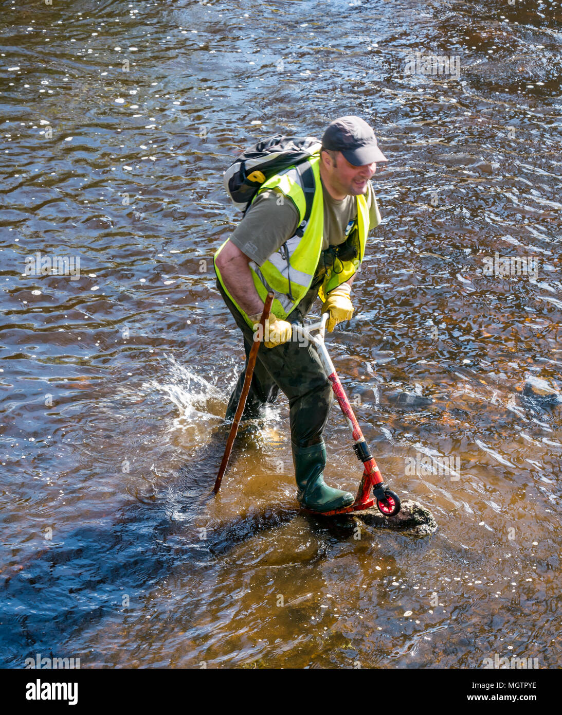Edinburgh, UK. 29th Apr, 2018. Water of Leith Conservation Trust clean ...