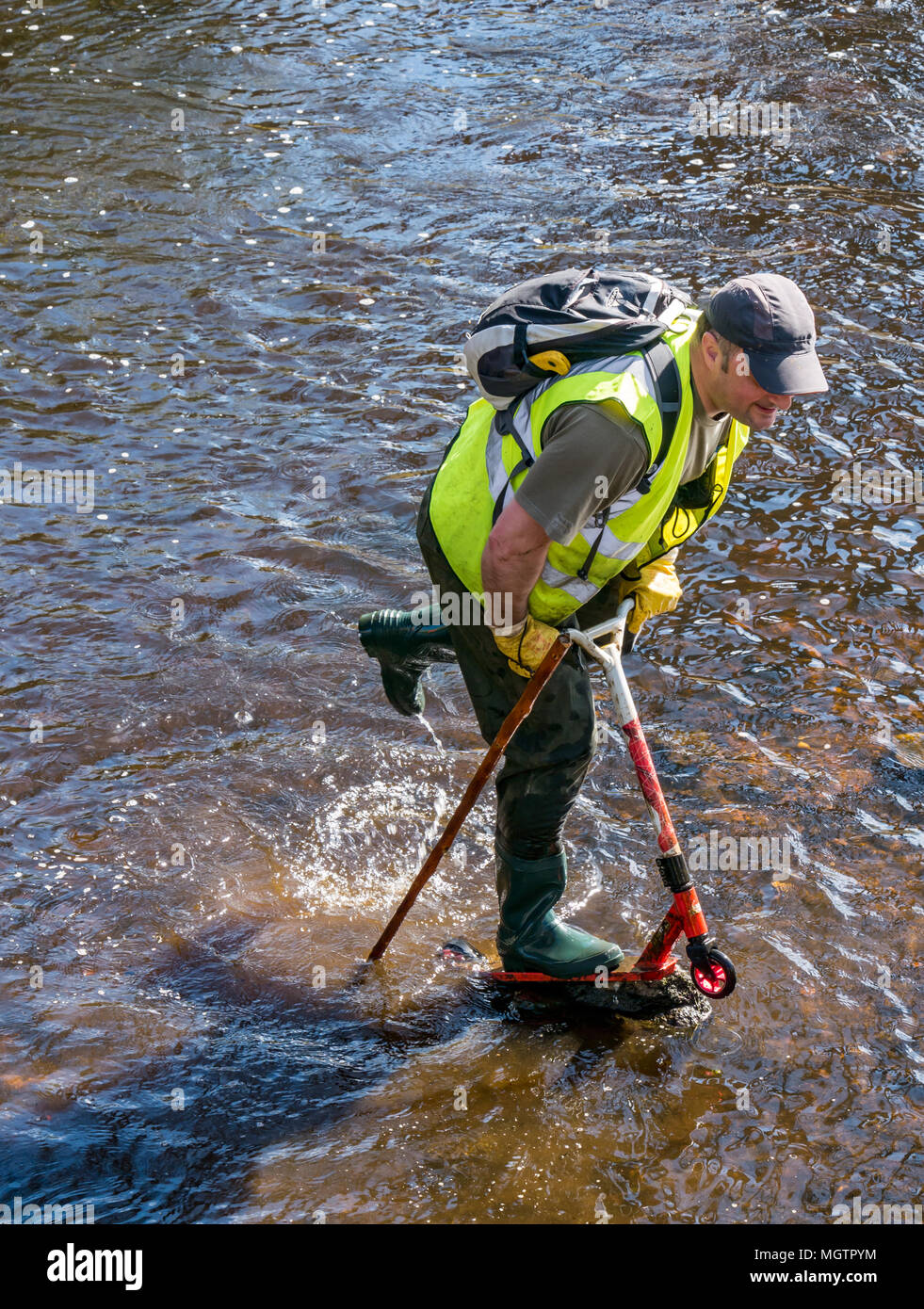 Edinburgh, UK. 29th Apr, 2018. Water of Leith Conservation Trust clean ...