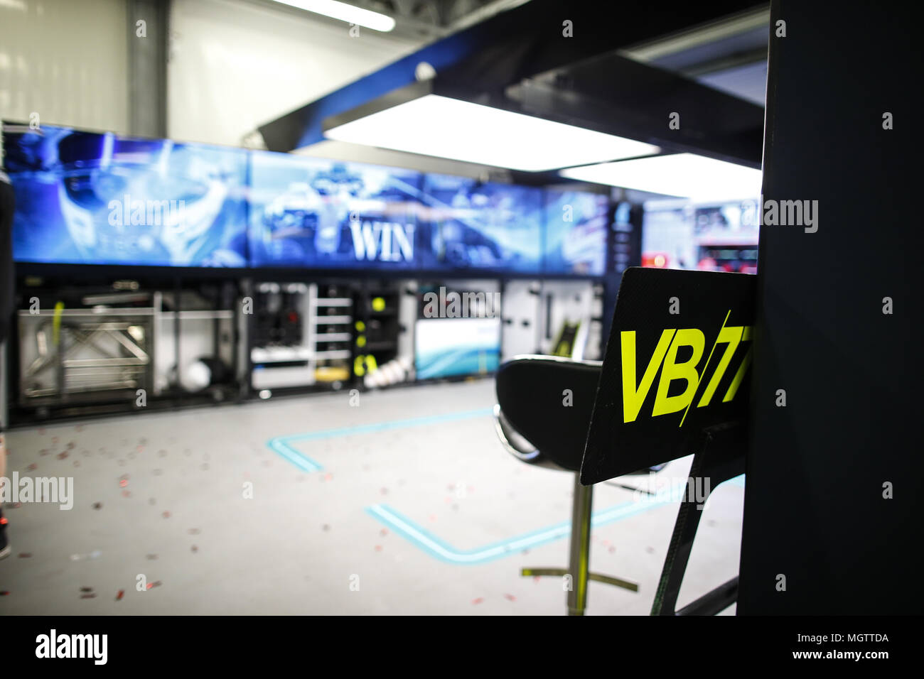 Empty garage f1 hi-res stock photography and images - Alamy