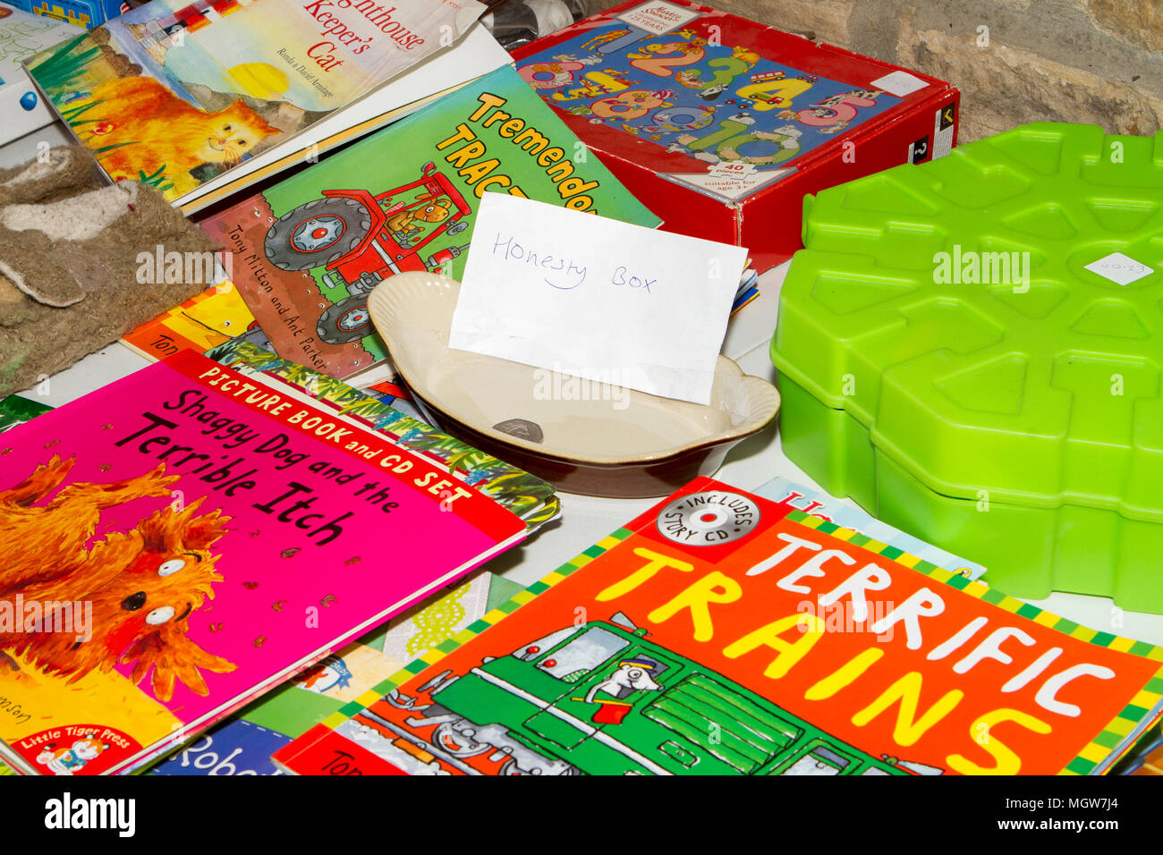 Honesty money box hi-res stock photography and images - Alamy