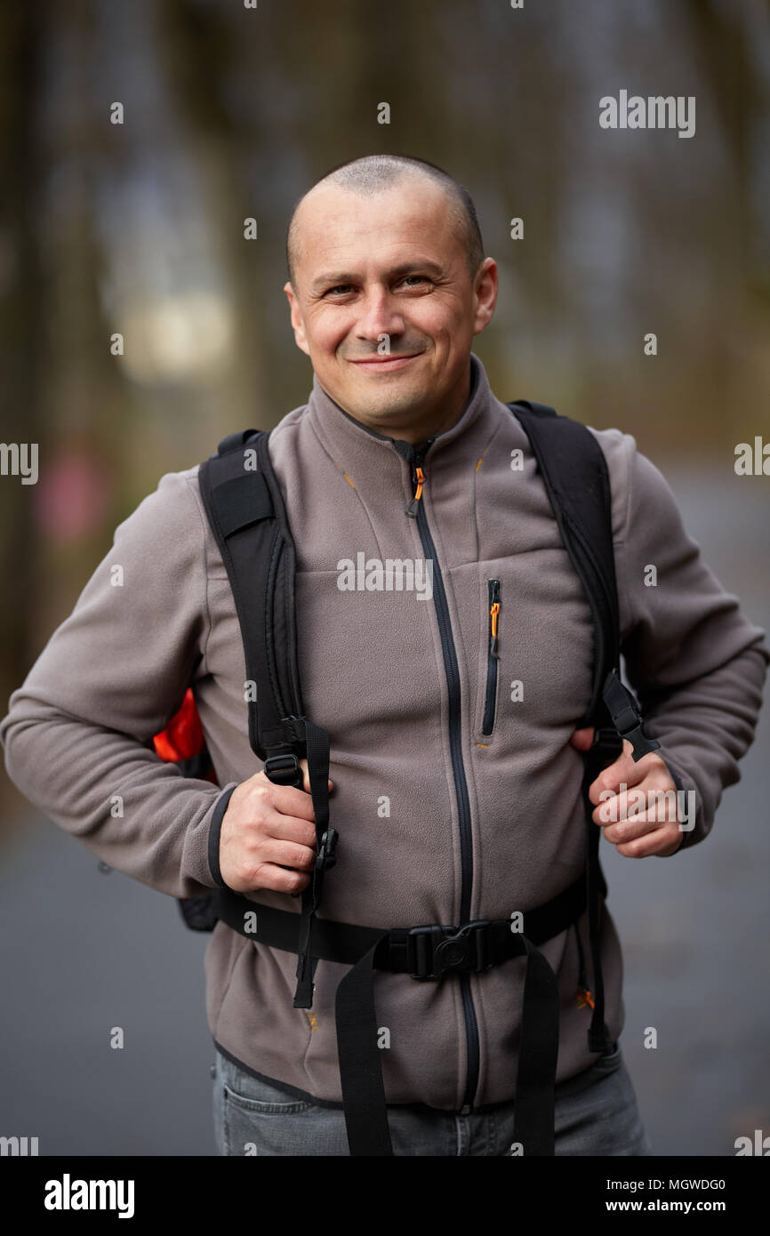 Tourist with backpack taking a walk in the park Stock Photo - Alamy
