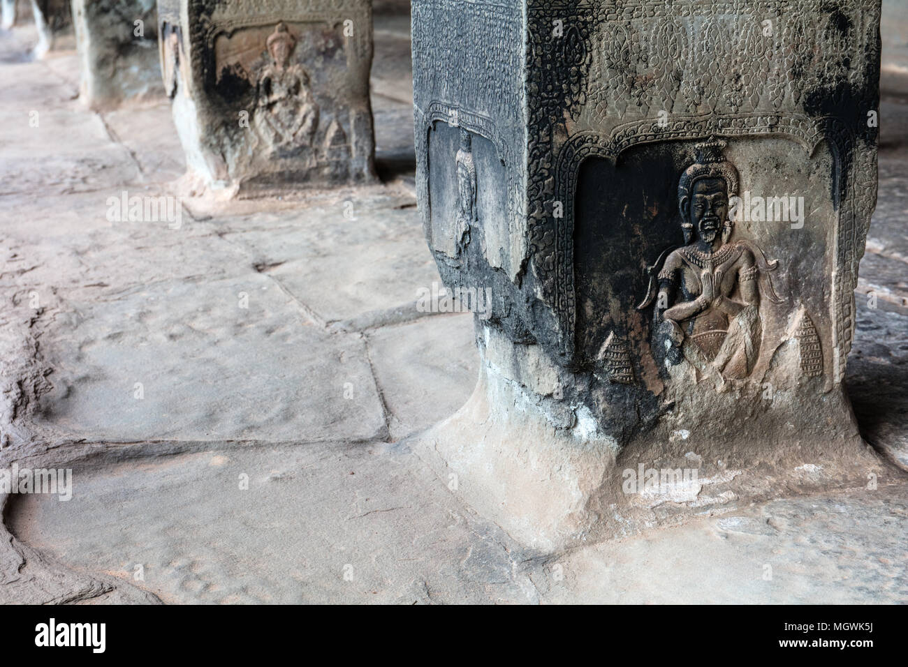 beautiful ancient columns in Angkor Wat Stock Photo - Alamy