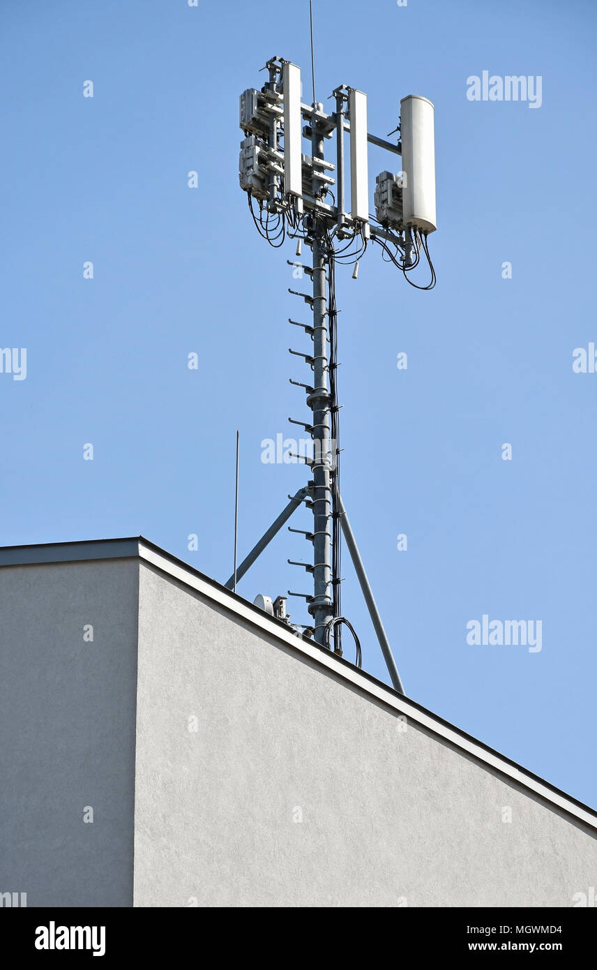 Antennas on top building hi-res stock photography and images - Alamy