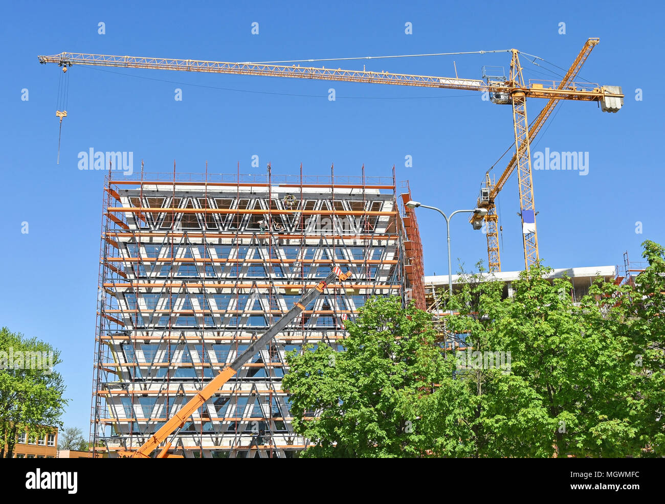 Construction of a new office building Stock Photo - Alamy