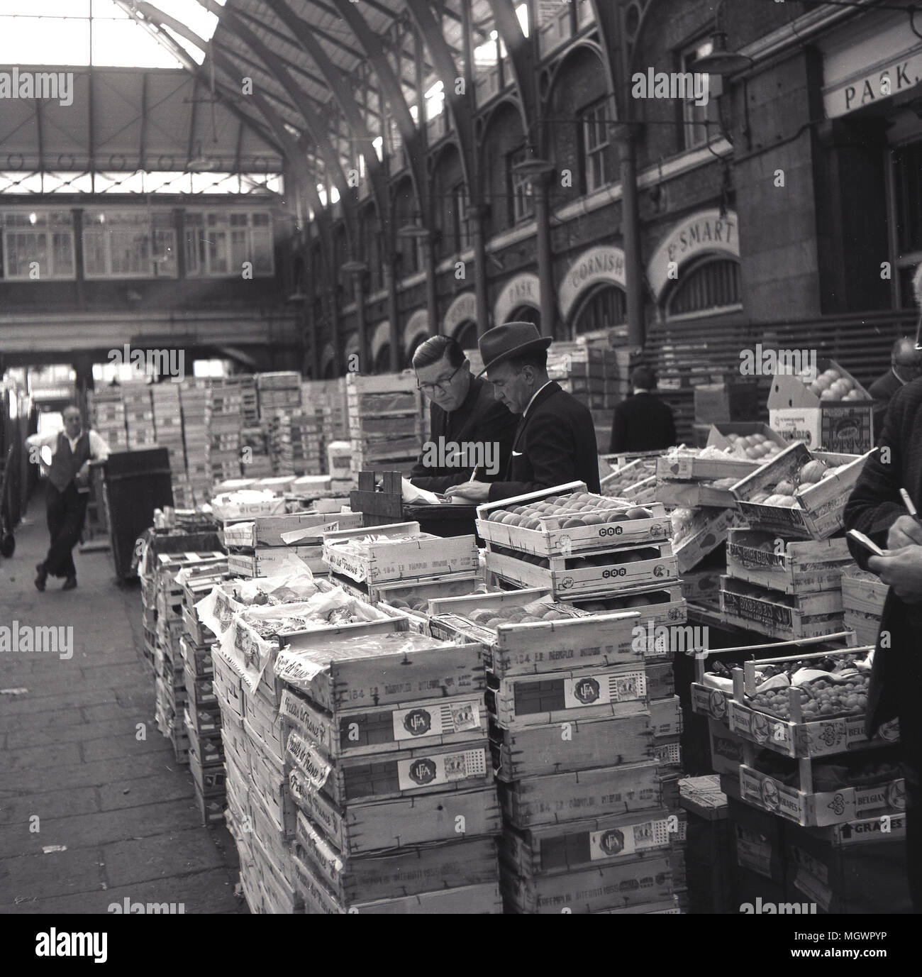 Market traders covent garden hi-res stock photography and images - Alamy