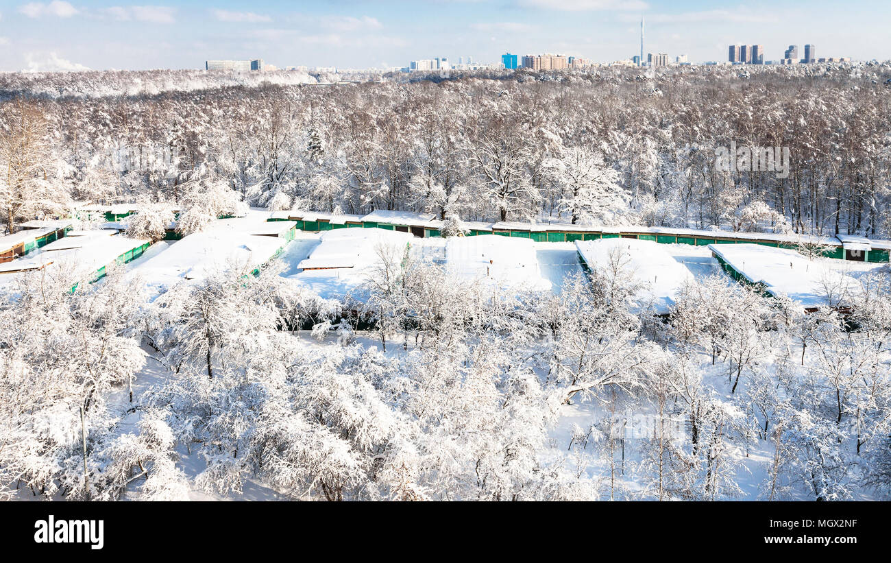 Snowy car in residential garage hi-res stock photography and images - Alamy
