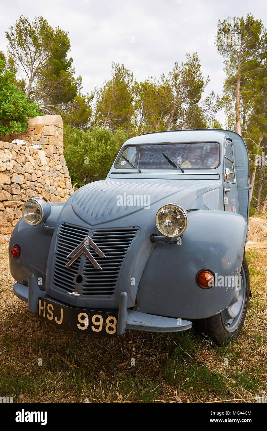 Citroën 2CV AZU fourgonnette frontal view, famous van version of ...