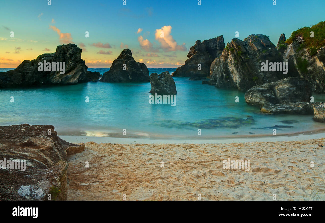 Sunny seascape tranquil shore beach hi-res stock photography and images ...