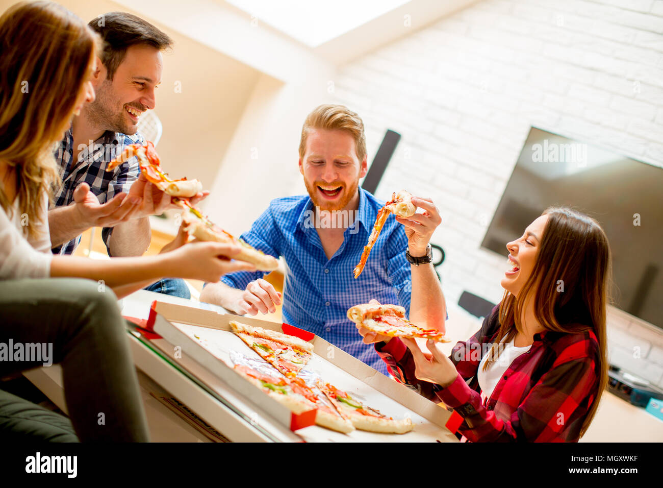 Group friends having pizza hi-res stock photography and images - Alamy