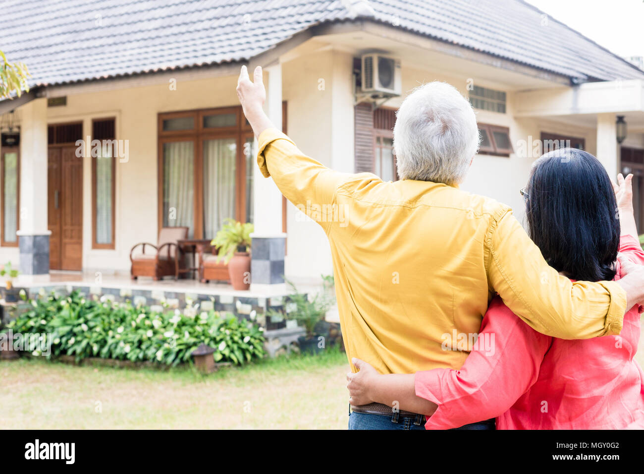Man woman couple house residence hi-res stock photography and images ...