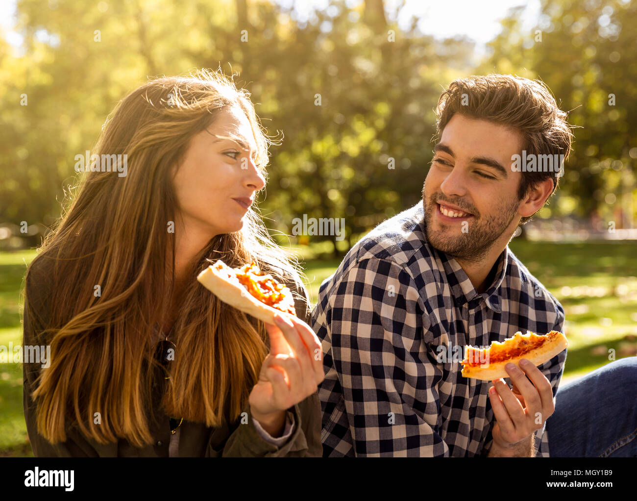 Friends at the park eating pizza Stock Photo - Alamy