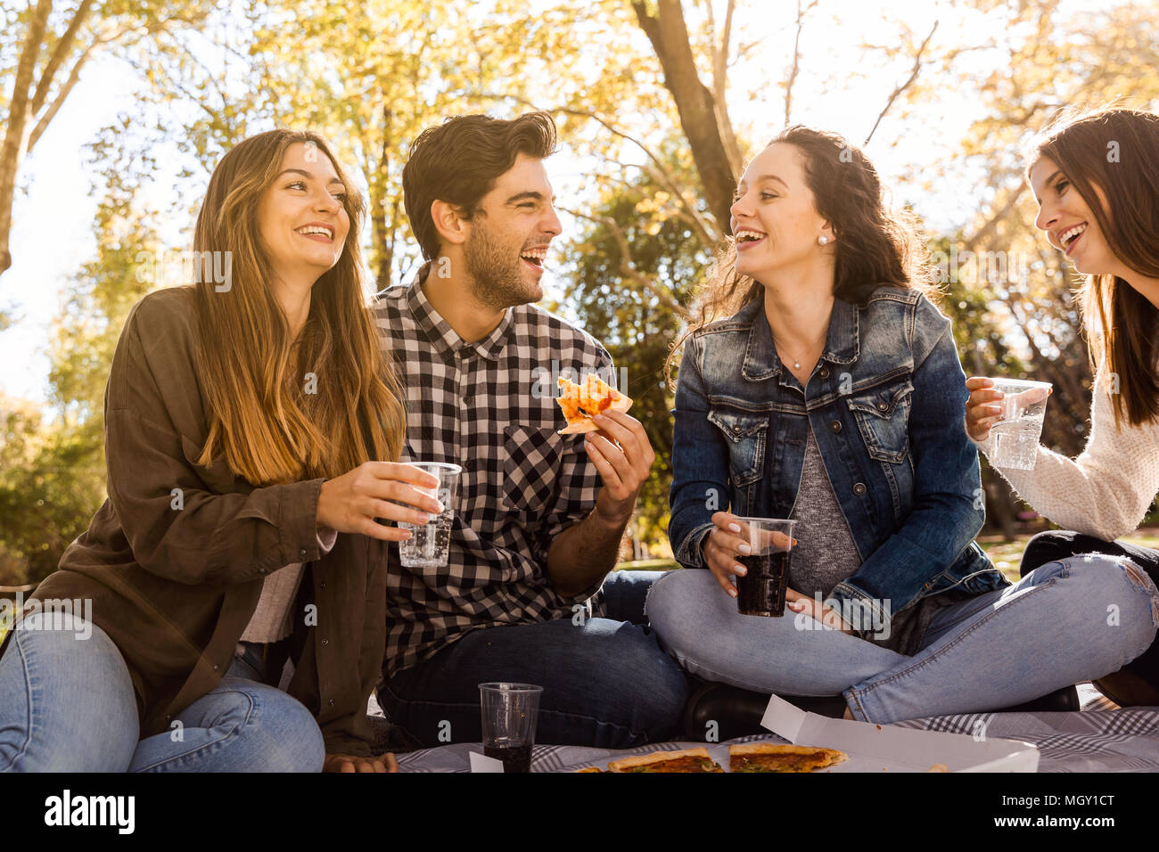 Group friends park talking laughing hi-res stock photography and images ...