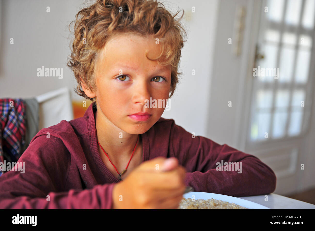Kid Eating Oatmeal Stock Photos & Kid Eating Oatmeal Stock Images - Alamy