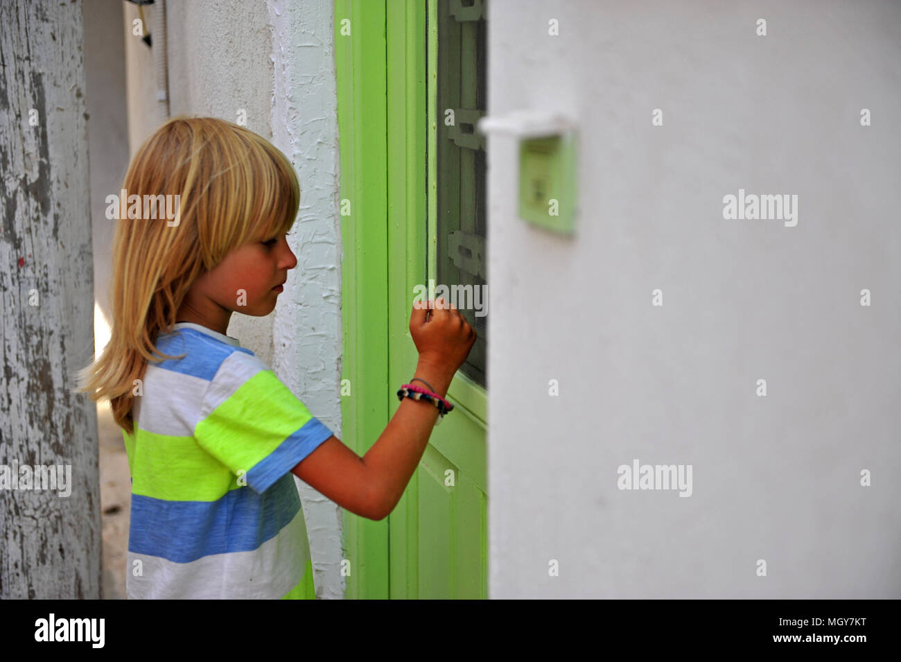 Knocking at the door hi-res stock photography and images - Alamy