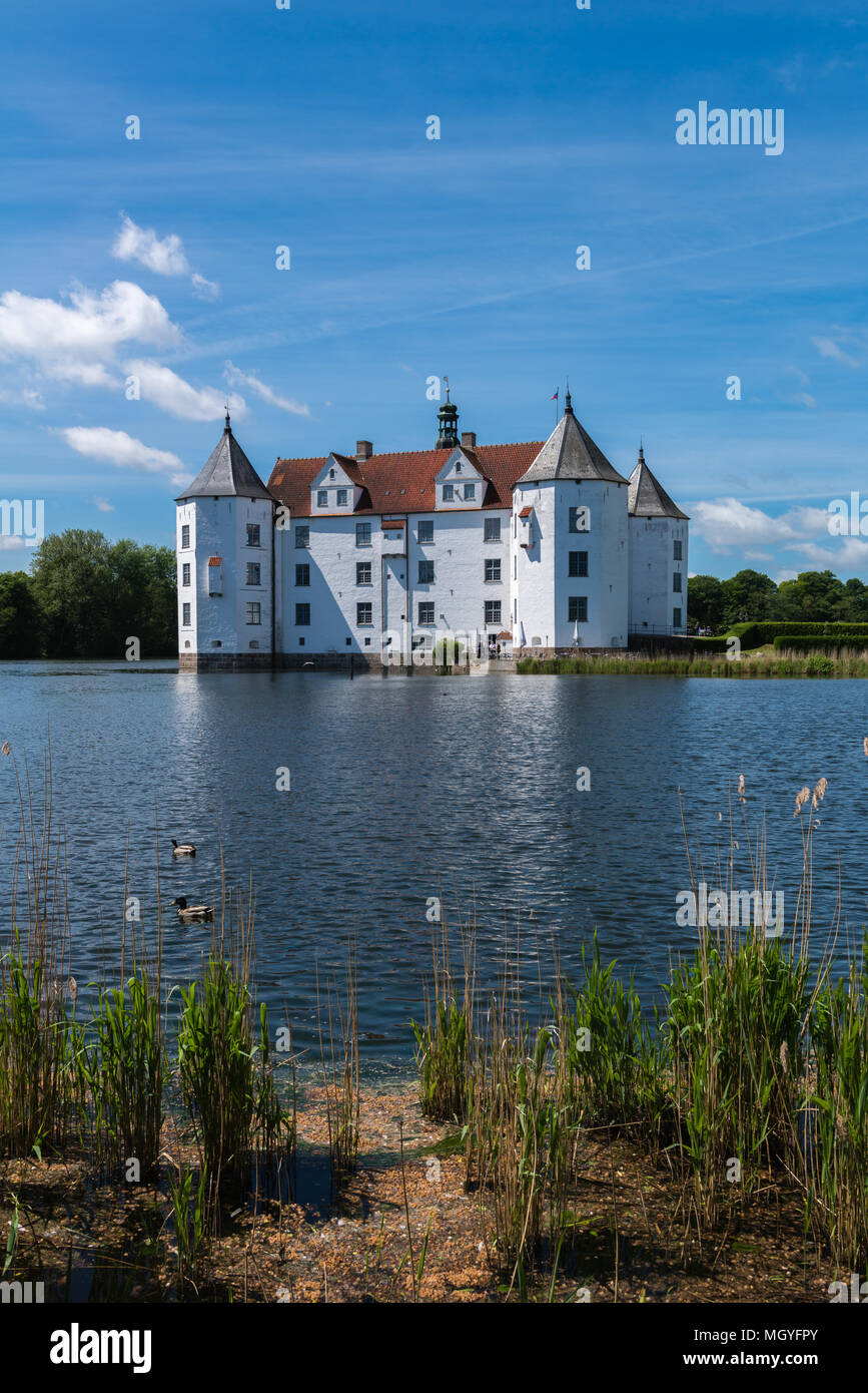 Moated castle hi-res stock photography and images - Alamy