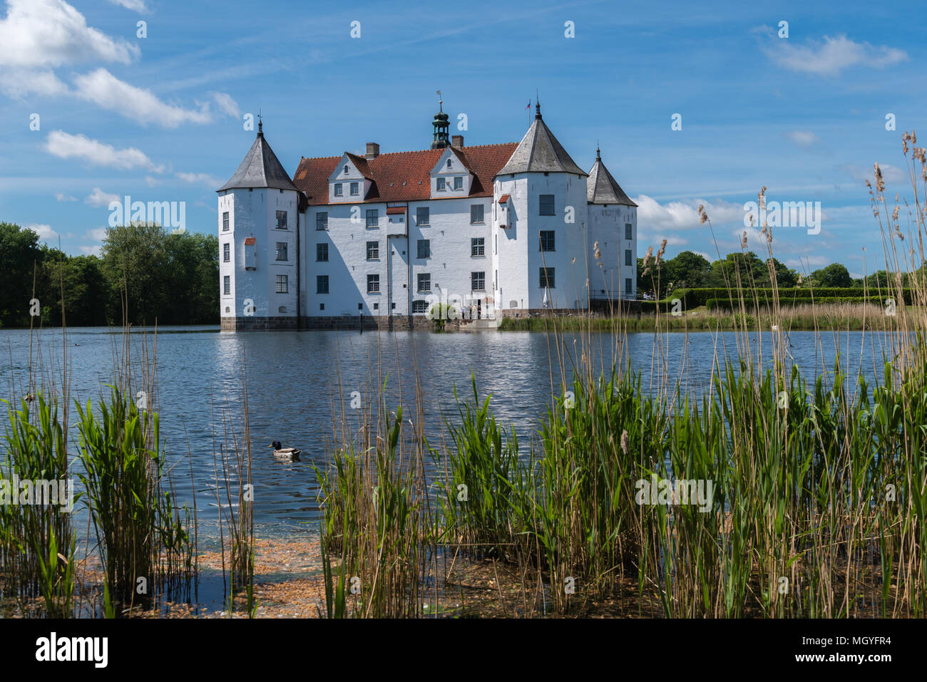 Moated castle hi-res stock photography and images - Alamy