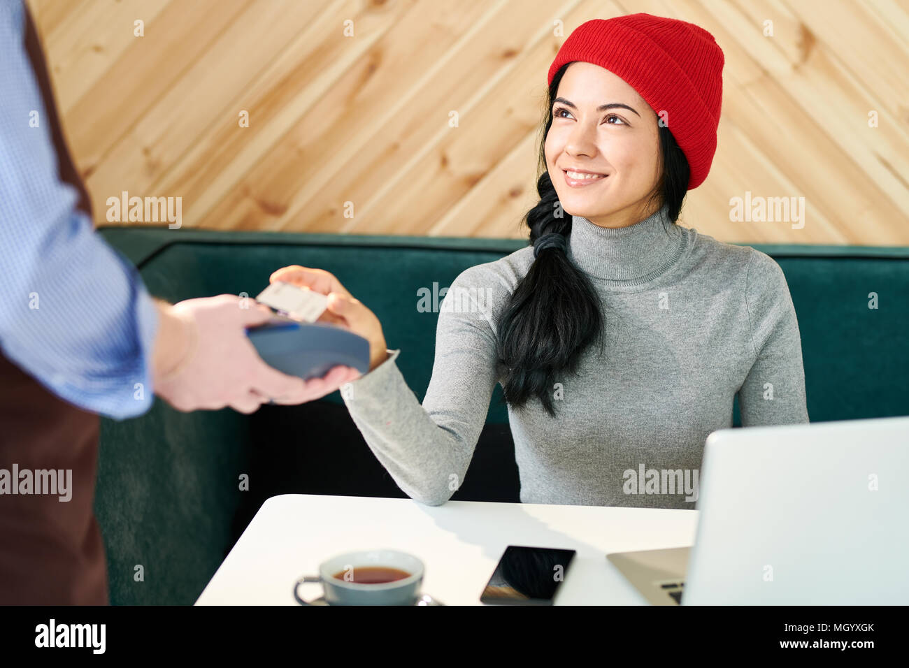 Woman credit card using payment hi-res stock photography and images - Alamy