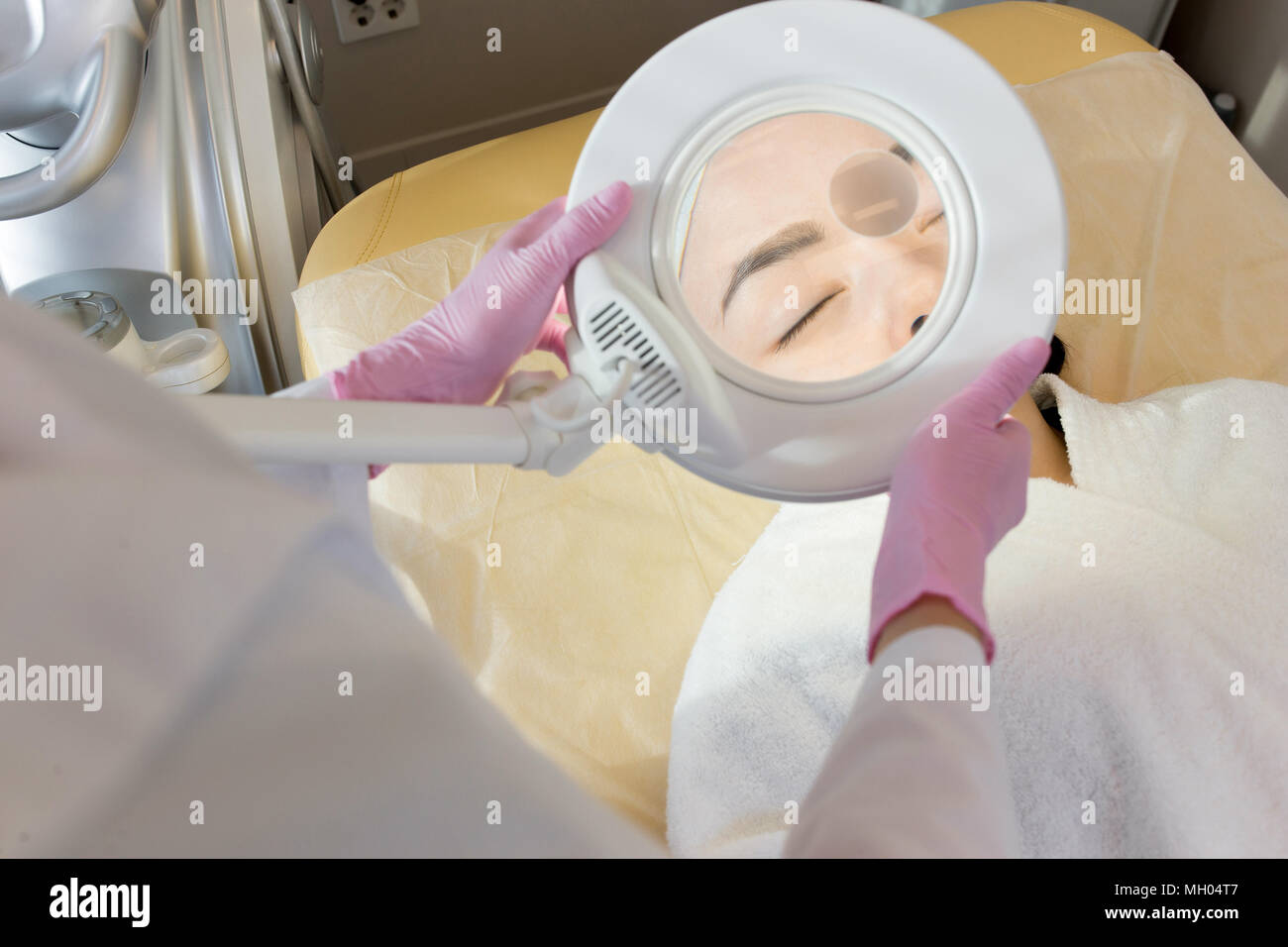 Magnifying lamp hi-res stock photography and images - Alamy