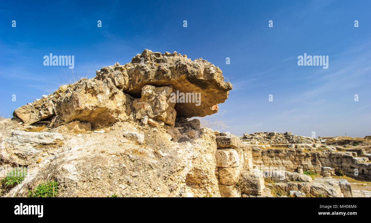Ruins of Apamea, Syria Stock Photo - Alamy