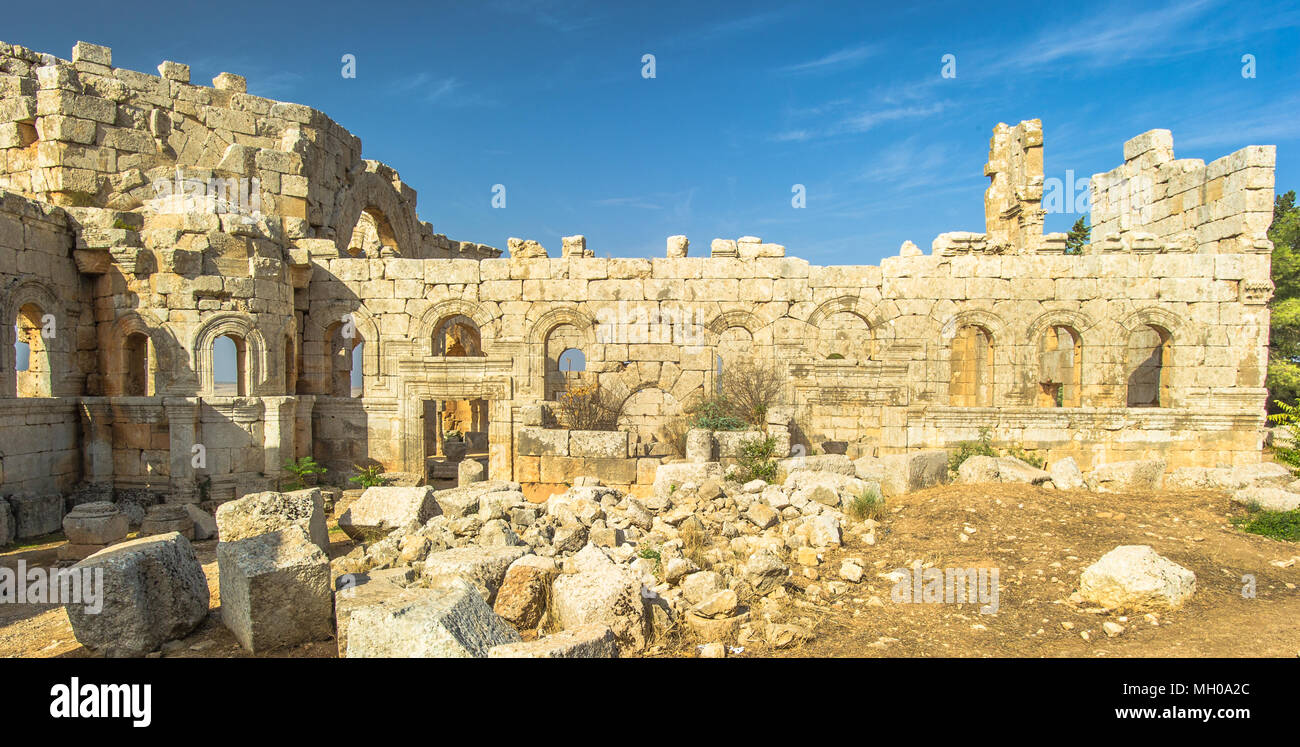 Ruins of the ancient castle in Syria Stock Photo - Alamy