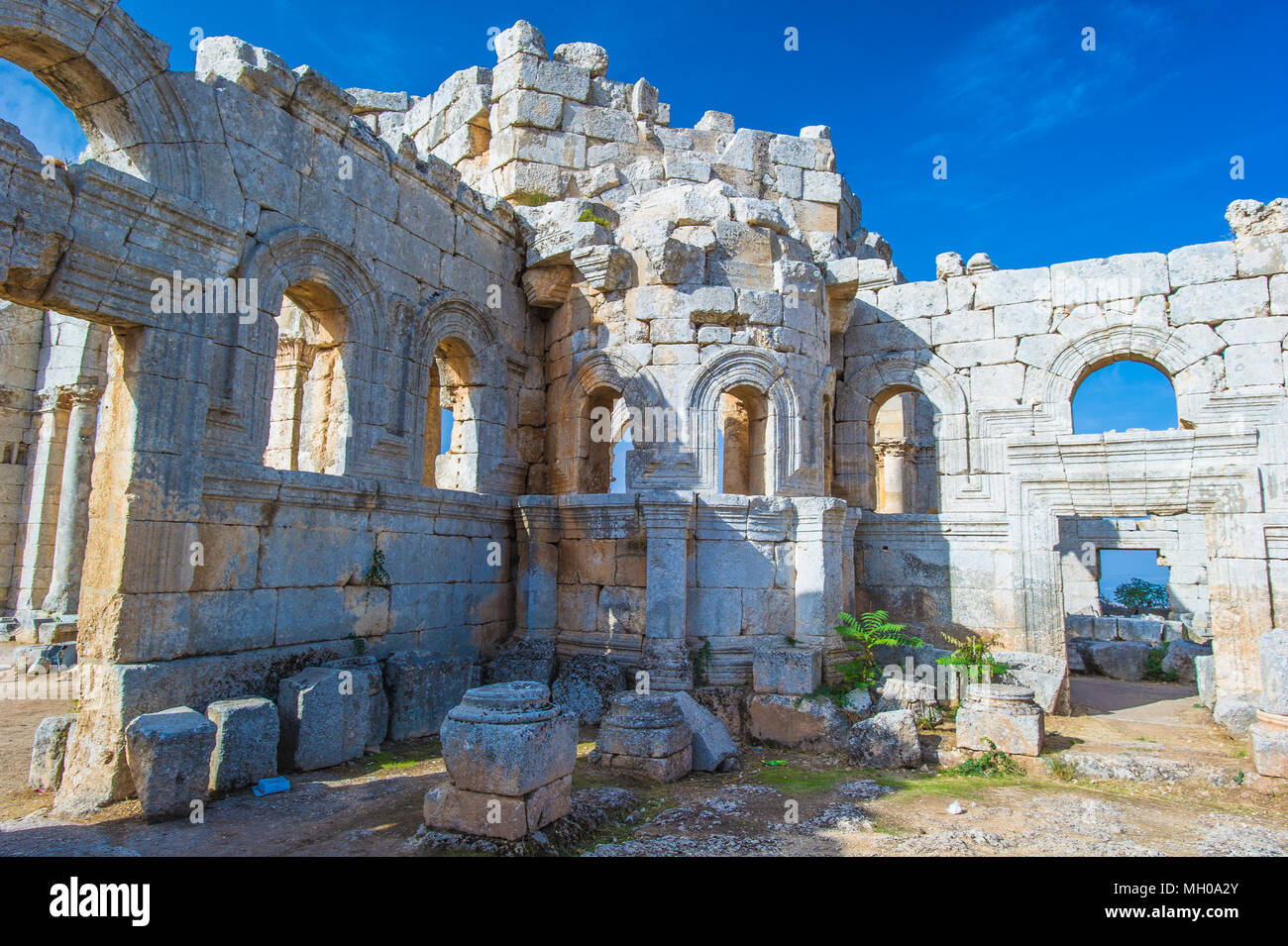 Ruins of the ancient castle in Syria Stock Photo - Alamy