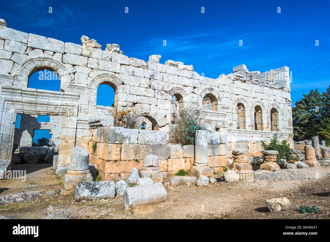Ruins of the ancient castle in Syria Stock Photo - Alamy