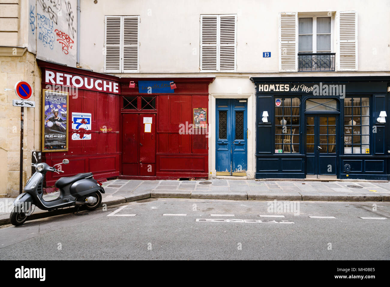 Paris street scene hi-res stock photography and images - Alamy