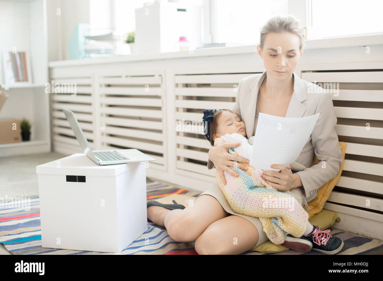Business mom reading paper Stock Photo - Alamy