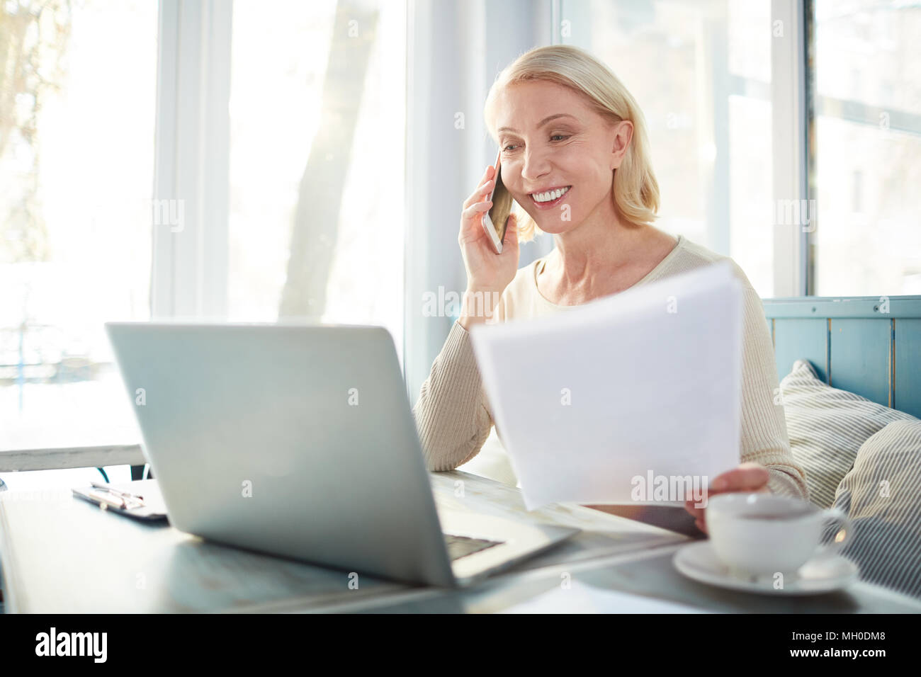 Woman technology hi-res stock photography and images - Alamy