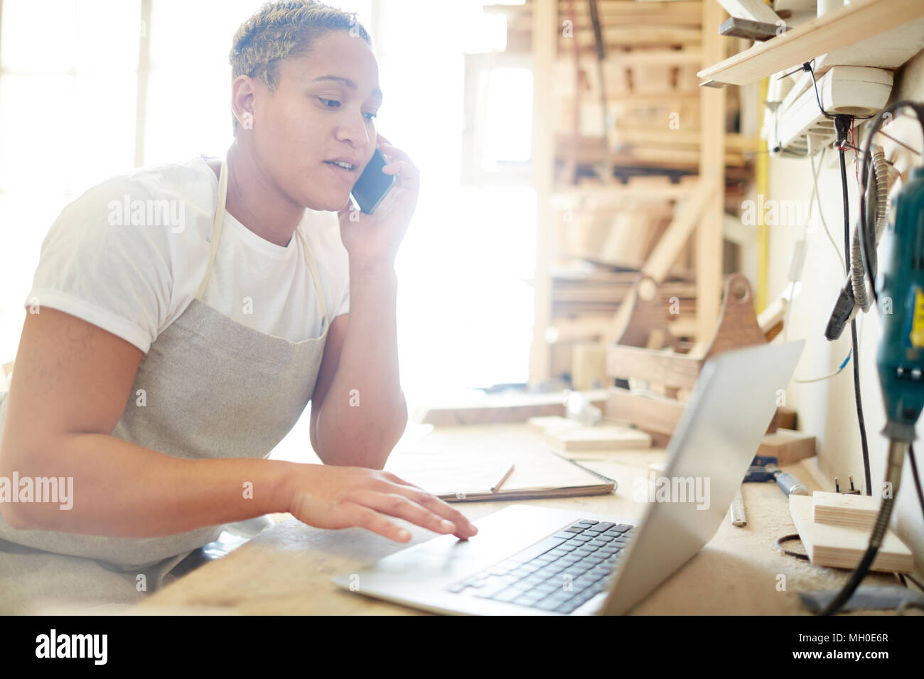 Mobile worker hi-res stock photography and images - Alamy