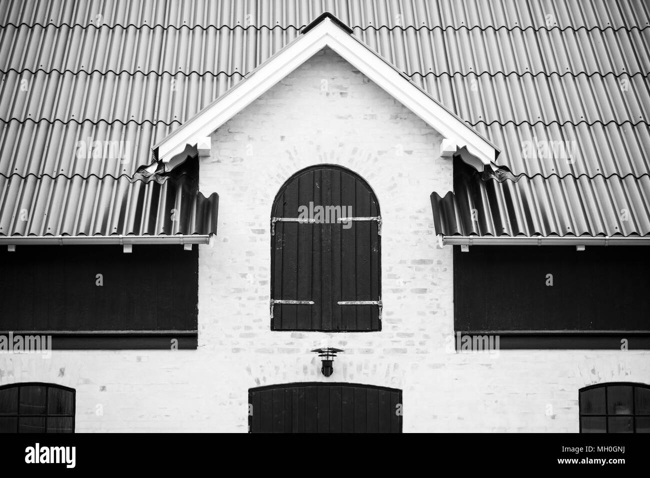 Modern barn home exterior hi-res stock photography and images - Alamy
