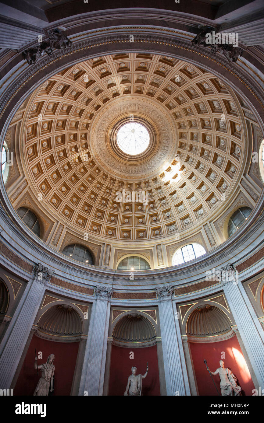 Museo Pio-Clementino Sala Rotonda: shaped like a miniature Pantheon ...