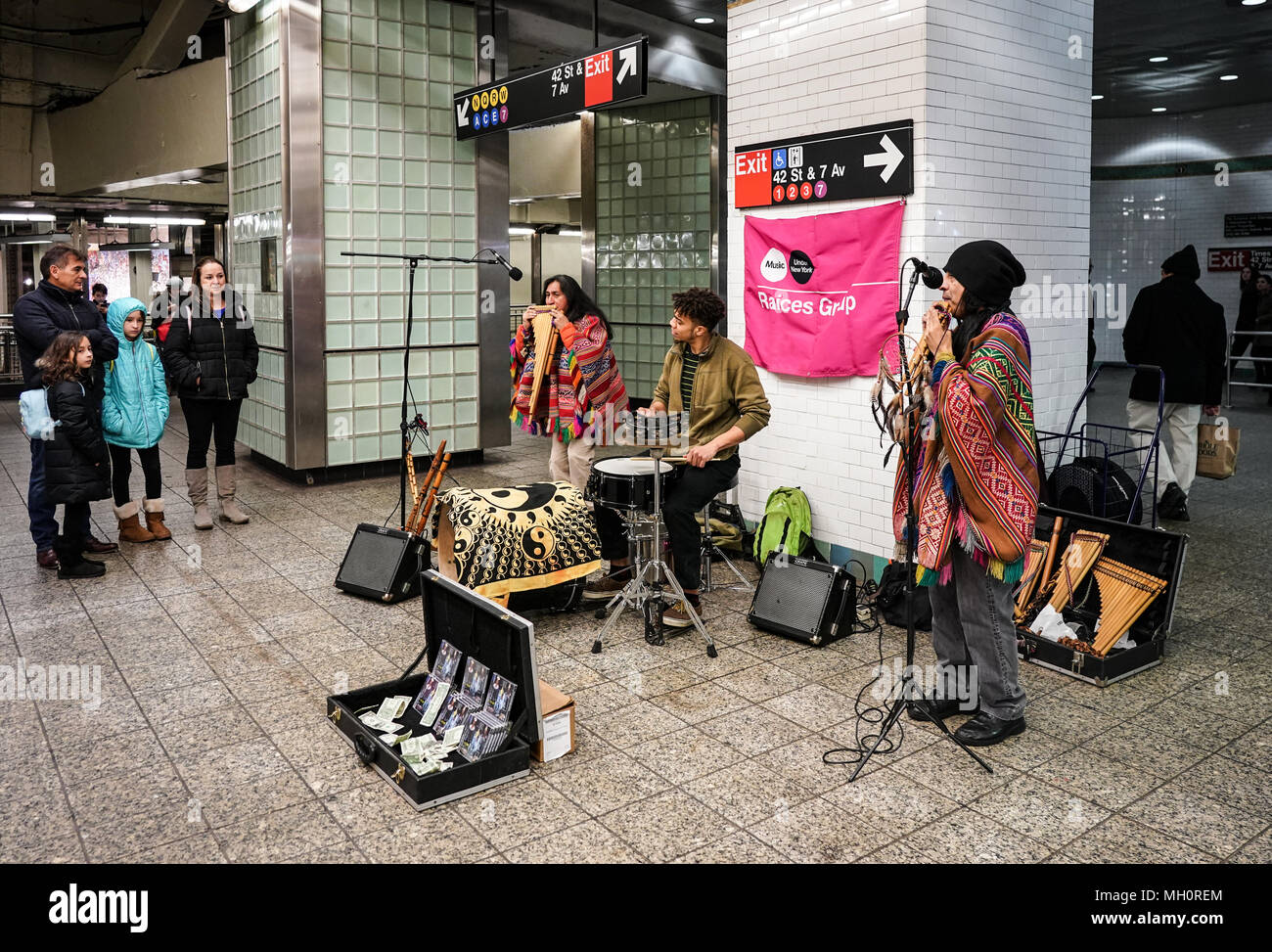 Buskers new york hi-res stock photography and images - Alamy