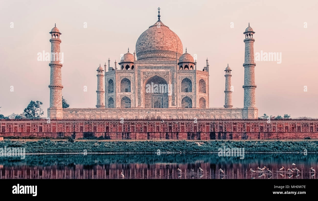Taj mahal sunrise hi-res stock photography and images - Alamy