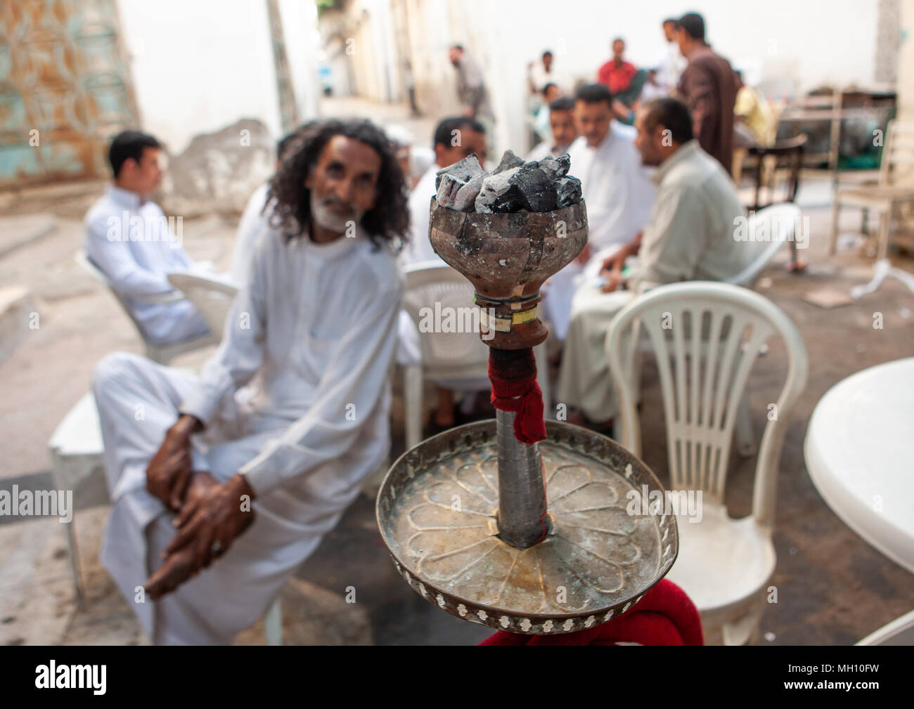 Saudi men in coffee shop hi-res stock photography and images - Alamy