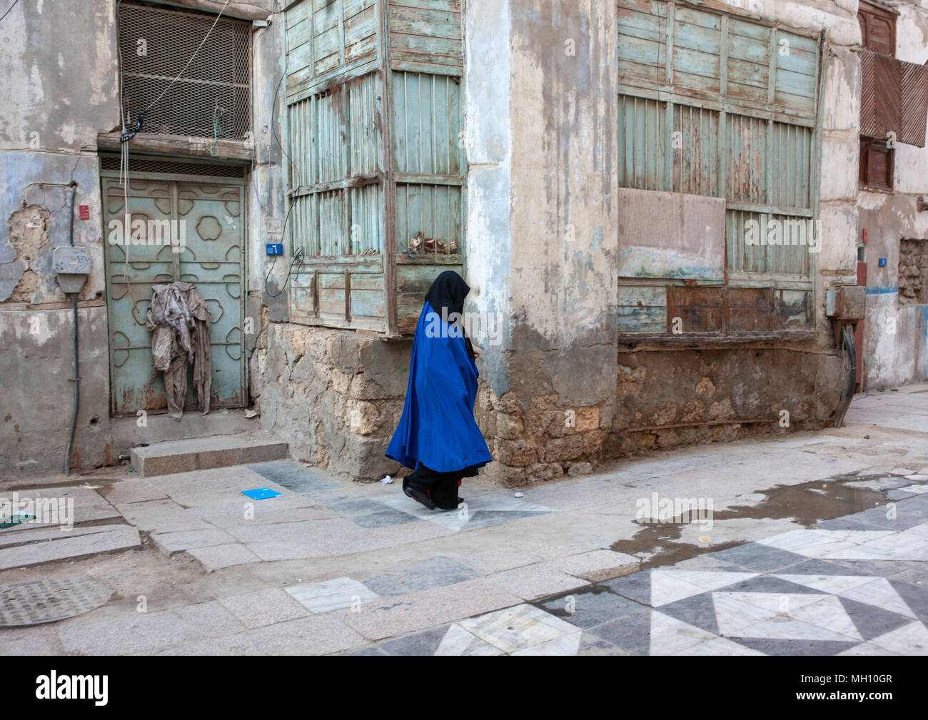 Saudi woman in abaya walking in a street in the old quarter, Hijaz ...