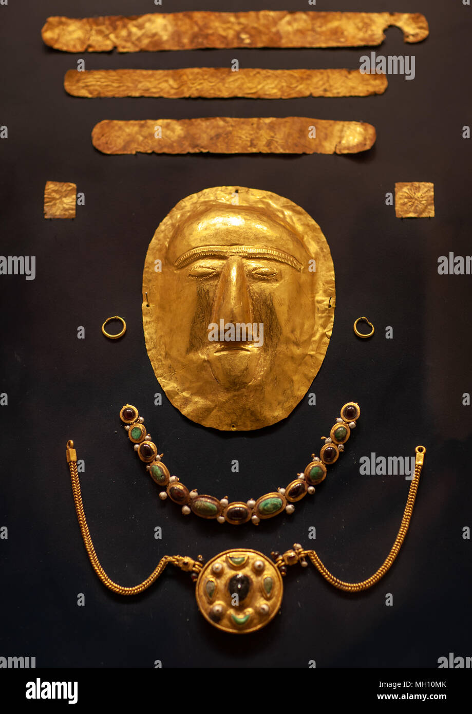 Gold funerary mask thaj tell al-zayer in the national museum, Riyadh ...