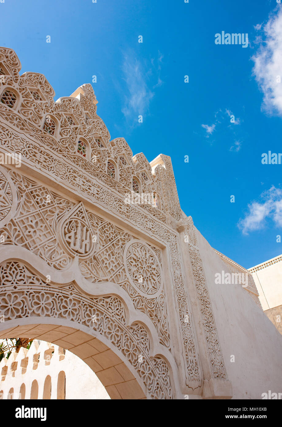 Al-refae'e house gateway decorated with stucco, Jizan Region, Farasan ...