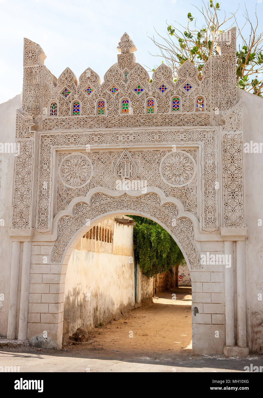 Al-refae'e house gateway decorated with stucco, Jizan Region, Farasan ...