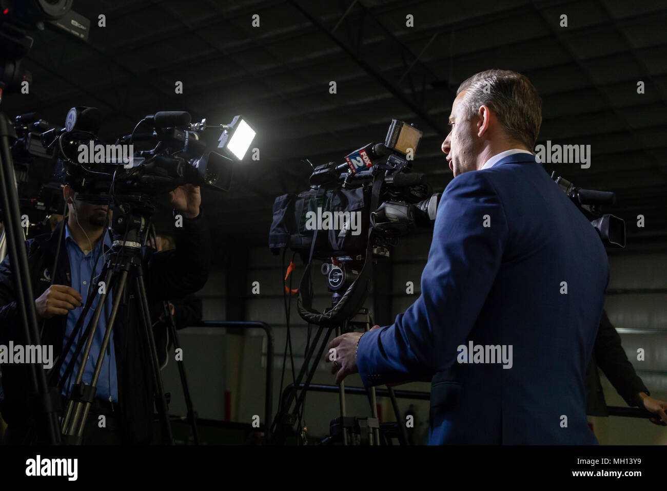 News reporter camera hi-res stock photography and images - Alamy