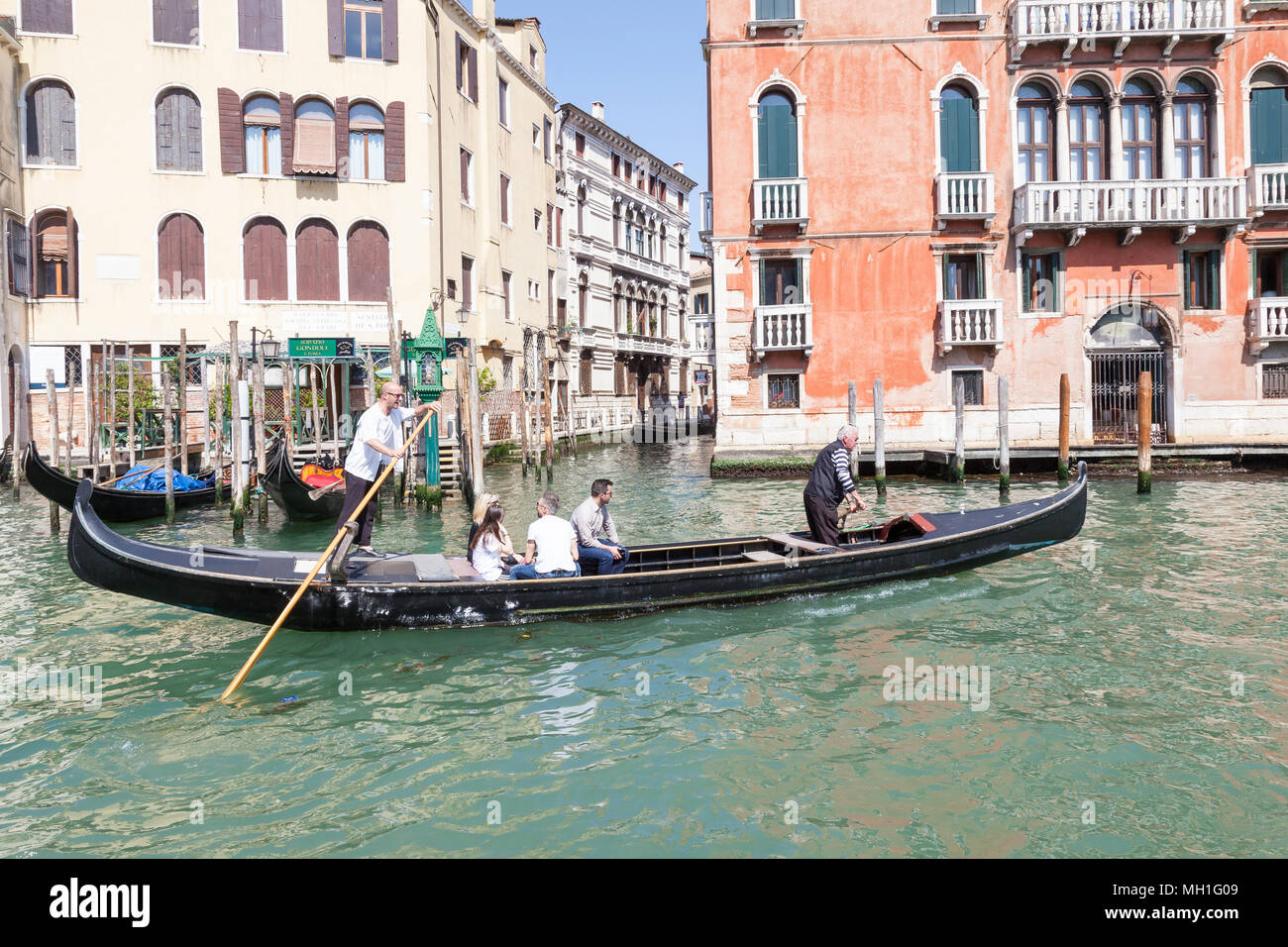 Italy veneto venice traghetto gondola hi-res stock photography and ...