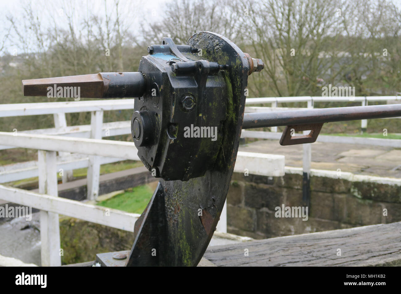 Operating canal lock gates hi-res stock photography and images - Alamy