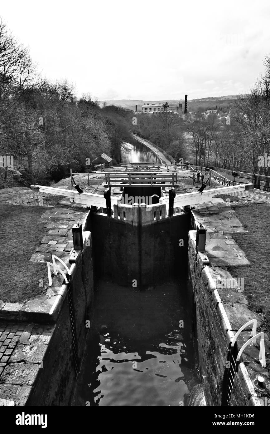 Five rise locks at Bingley Stock Photo - Alamy