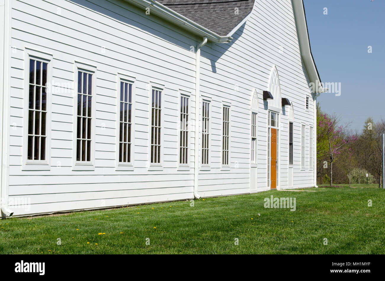 White building with windows hi-res stock photography and images - Alamy