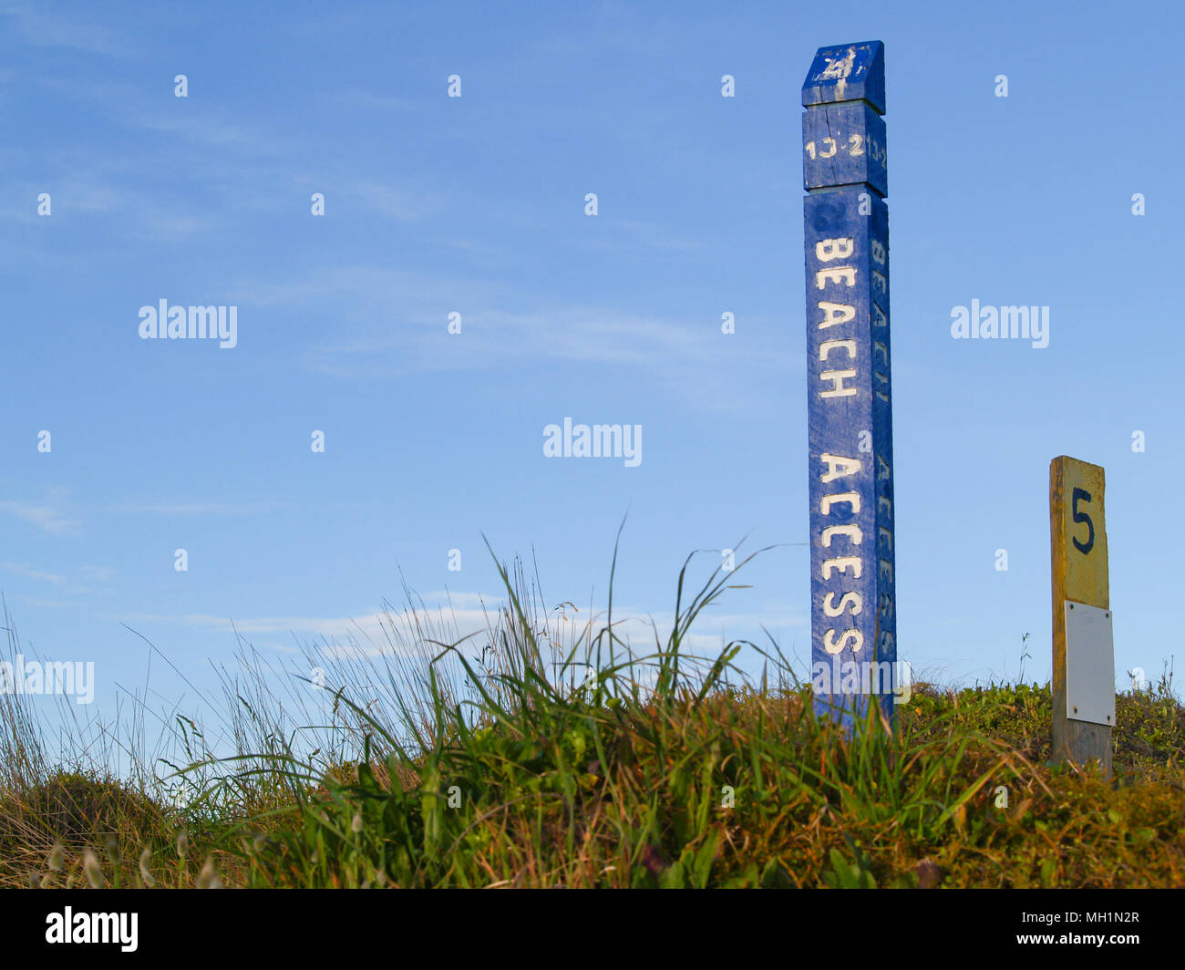 Blue beach access sign on Papamoa dunes Stock Photo - Alamy