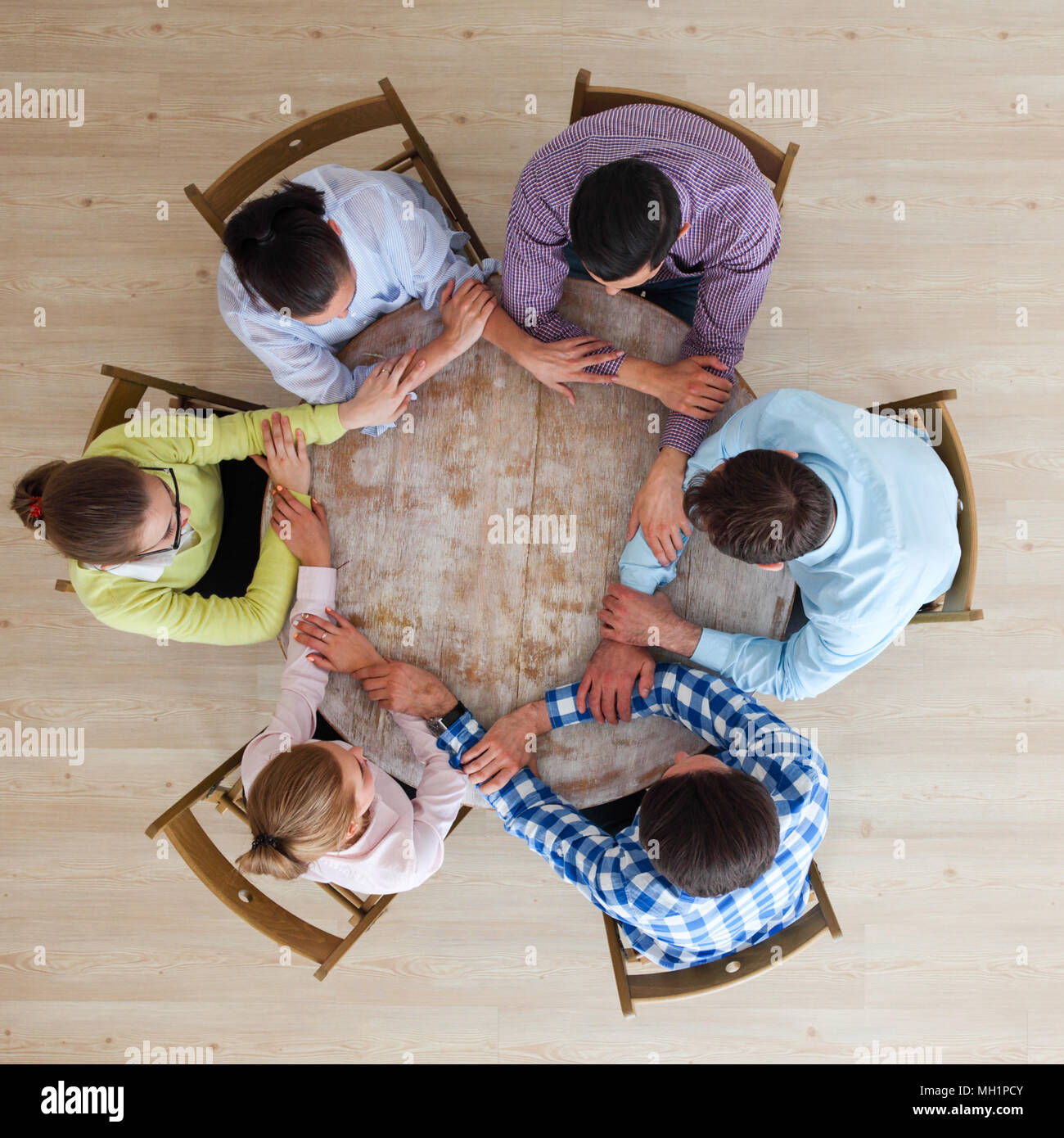 Group people sitting round table hi-res stock photography and images ...