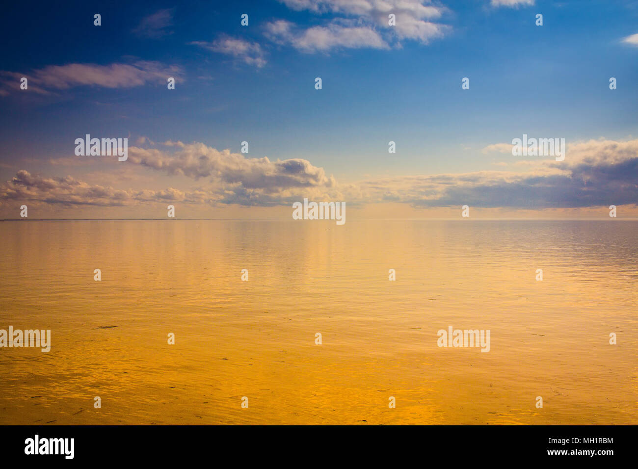 Horizon over the water hi-res stock photography and images - Alamy