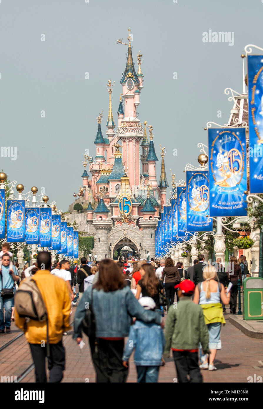 Euro dance hi-res stock photography and images - Alamy